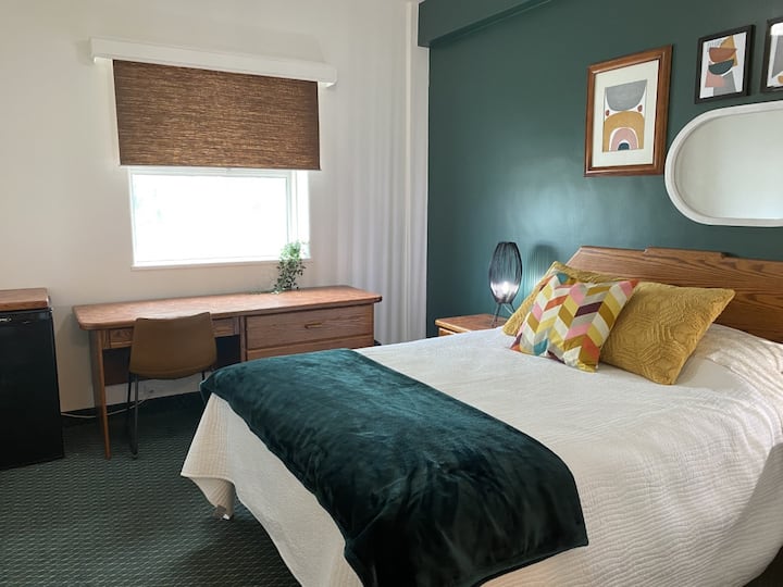 Charming Central Retro Hotel Suite- Wifi- Parking - Winnipeg