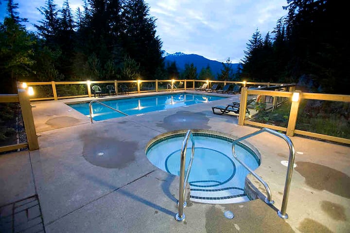 Taluswood Condo Hot Tub Private Garage Fp - Whistler