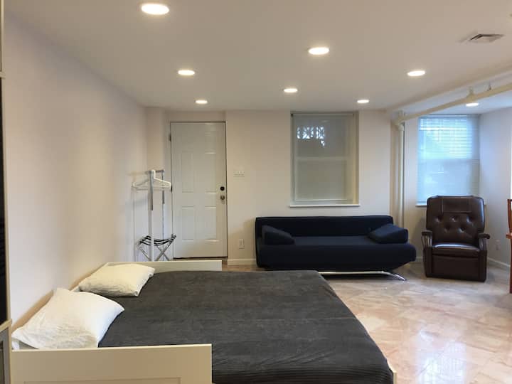 Private Studio, Oceanside Beautiful And Safe Area - Queens, NY