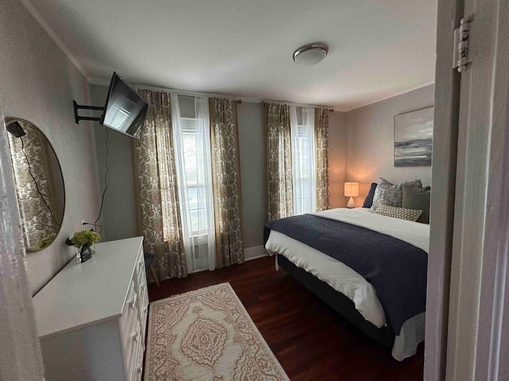 Charming 2 Bedroom 1 Bath Free Parking. - Lake Charles, LA