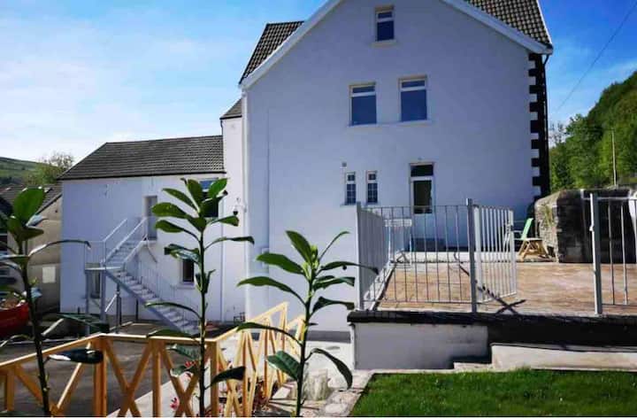 Welcome To Our Range Of Bedrooms For 2 / 3 People. - Merthyr Tydfil