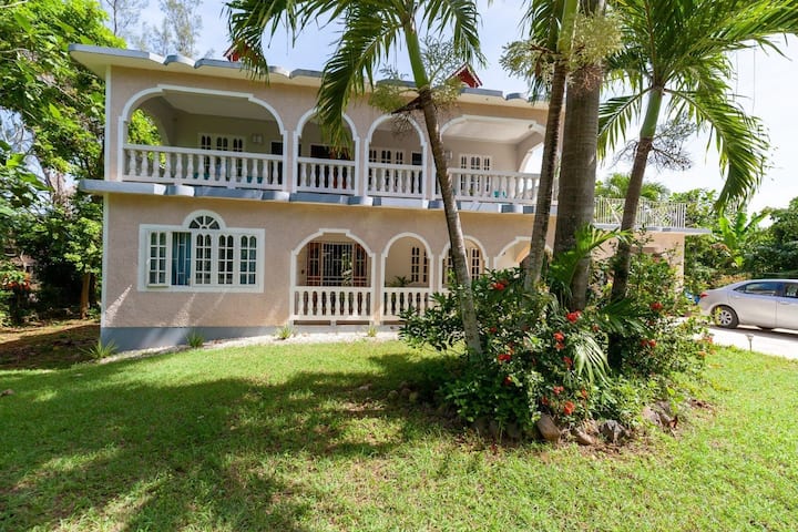 5 Bedrooms Sleep 10 Ppl. Great For Groups Of Ppl - Negril