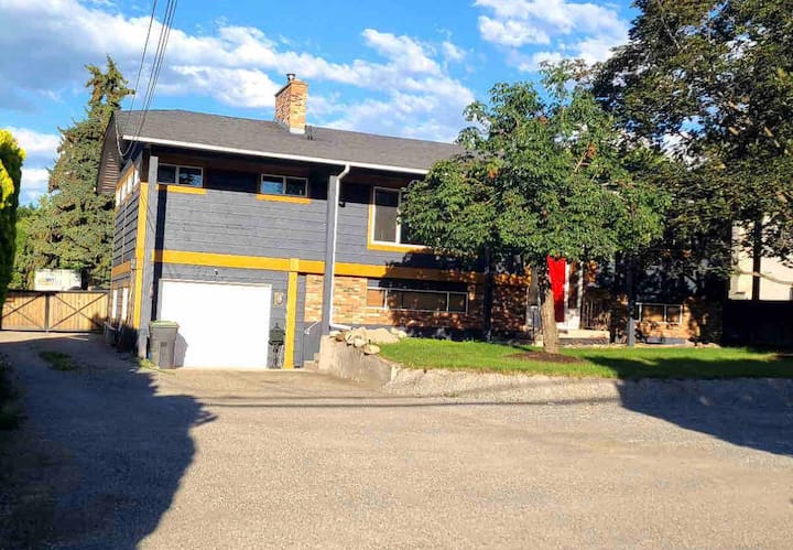 3 Bedroom Getaway Steps From The Beach W/ Hot Tub - Kelowna