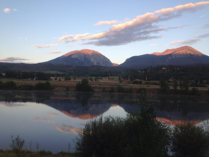 Waterfront Condo W Mtn Views & 3 Ensuite Bedrms - Silverthorne, CO