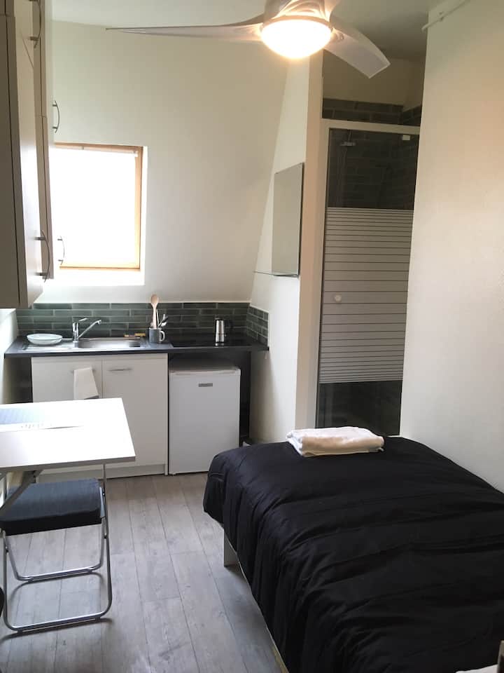 Newly Renovated Studio -  Les Sablons  (Metro 1) - Neuilly-sur-Seine