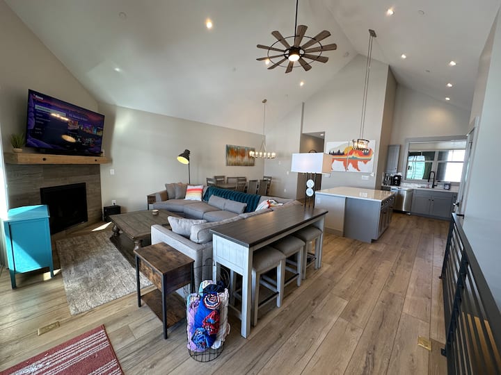 Beautiful New 4 Bedroom Townhome, Amazing Views! - Granby, CO