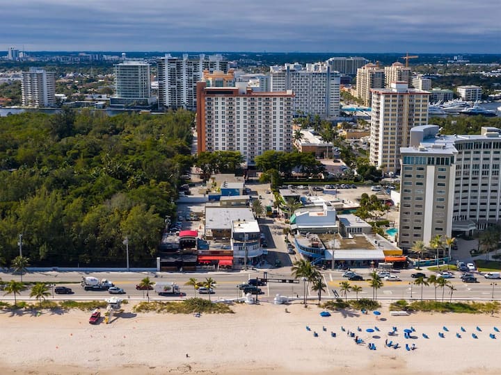 Fort Lauderdale Beach One Block Away! - Fort Lauderdale, FL