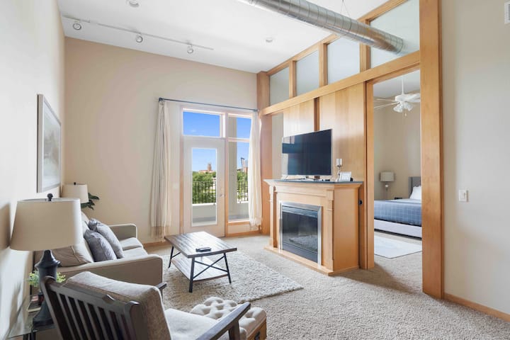 Brilliant Penthouse Loft Tall Ceilings & Elevator - West Des Moines, IA