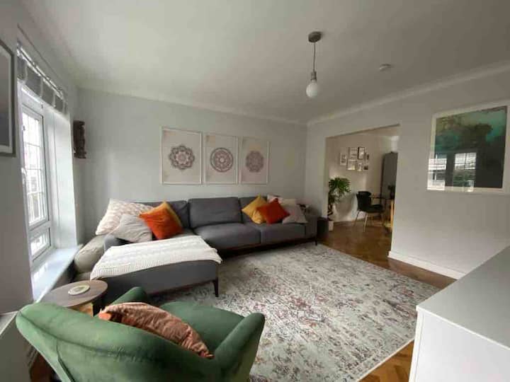 Spacious 2 Bed Maisonette Near Surbiton Station - Surbiton