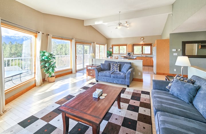 3 Bedroom House With Garage - Invermere