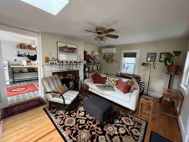Cozy Cottage Near Downtown Salem - Salem, MA