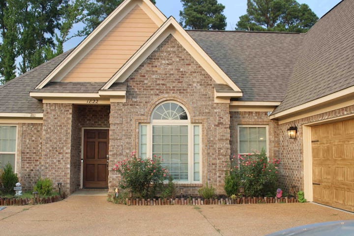 5bedroom Home! 4 Miles Away From Vault Stadium! - Oxford, MS