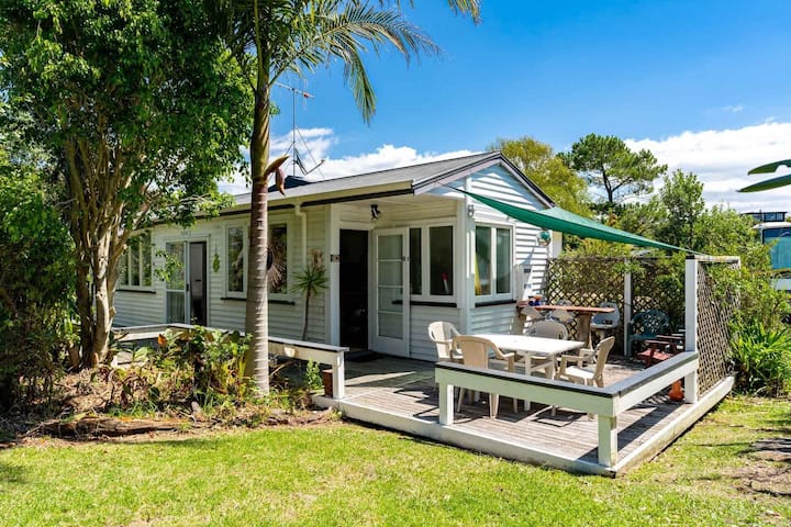 Chris' Place - Sunny, Pet Friendly Original Kiwi Bach On Quiet Street, A 5 Minute Walk To Estuary - Mangawhai Heads