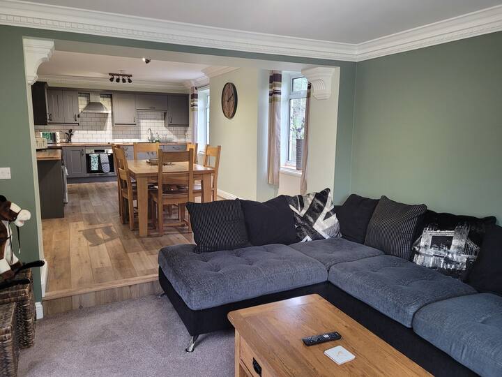 Shoemakers Cottage On The River Wensum, Sleeps 23 - Norwich