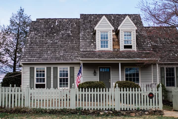 Country Cottage On 1700’s Quaker Farm - Purcellville, VA