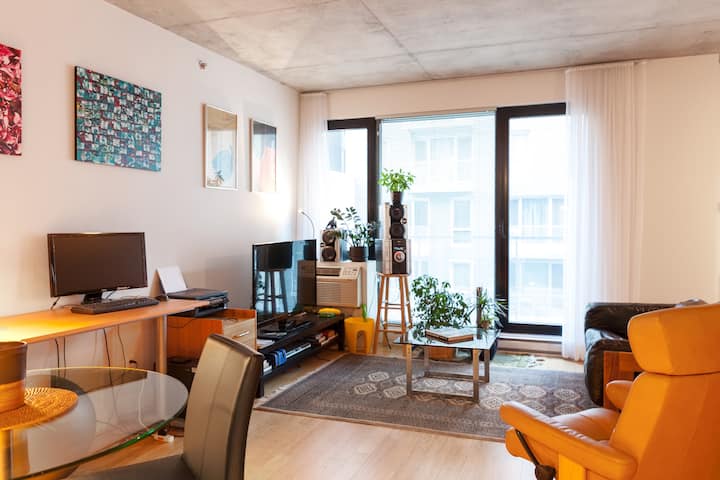 New Downtown Condo: Pool, Gym, Sauna, Steam Room! - Montréal, QC