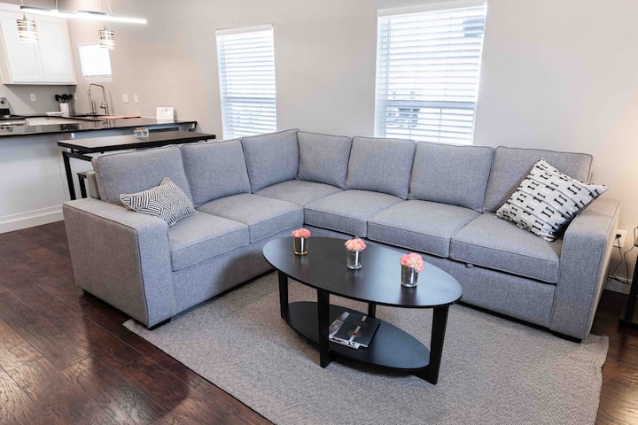 Downtown Location! 2-bedroom Stay - Bentonville, AR