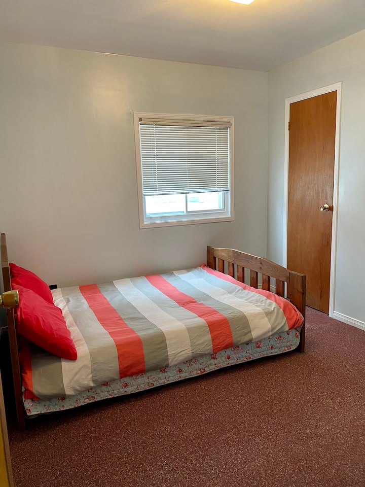 Cottage By The Lake - Georgina