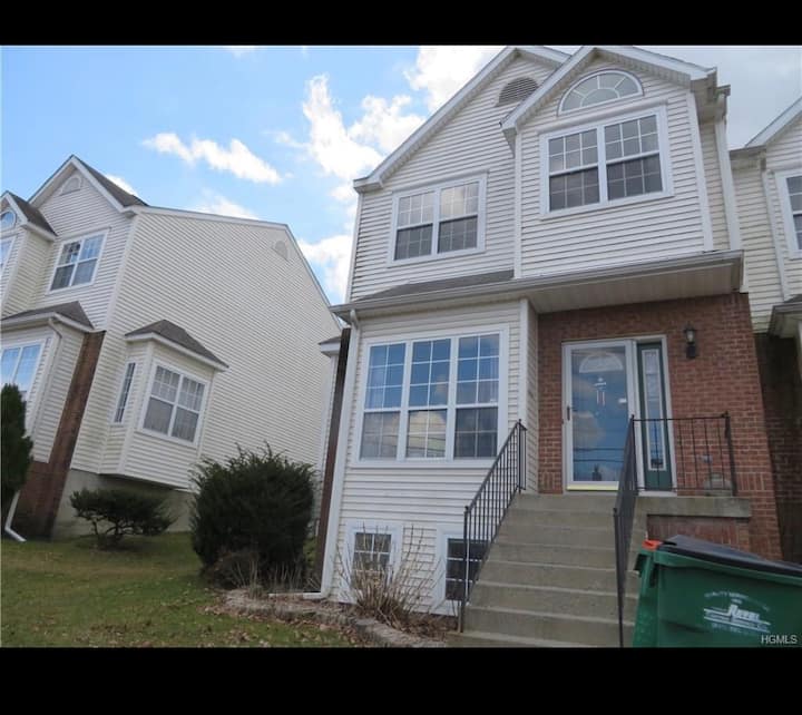 Cozy Townhome W/unbeatable Location And Parking. - Beacon, NY
