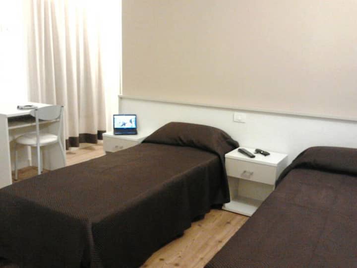 Two Single Beds In A Private Room - Venise