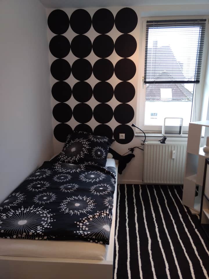 Kiel Zentrum: Schwarz-weißes Zimmer Für 1 Person - Kiel