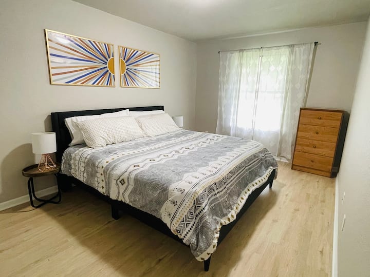 Perfect For Large Or Multi-family! 2 Kitchens! - Fayetteville, AR