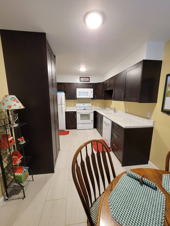 Quiet, Clean, Renovated W/ Easy Interstate Access - 벨레뷰