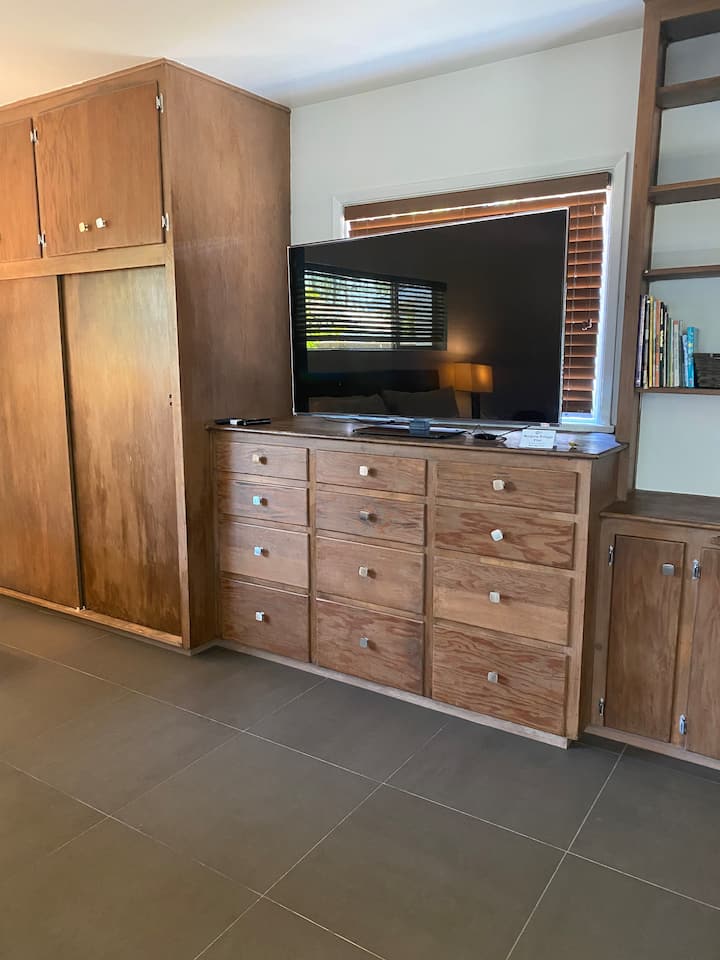 Walk To The 5c’s, Modern Village Guest House - Pomona, CA