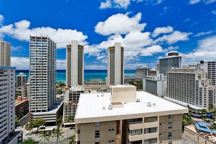 Beautiful Ocean View Waikiki Condo Free Parking - Honolulu, HI