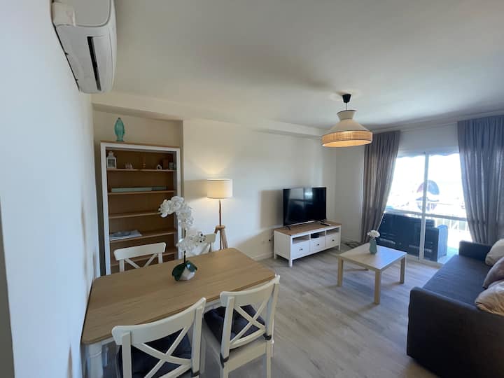 Just Refurbished, Beachfront , Sea Views, A/c - Fuengirola