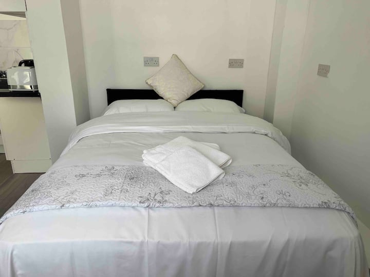 Double Room With A Sofa Bed - Ilford