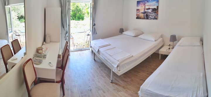 Tranquil 3-person Balcony Garden View Room - Cavtat