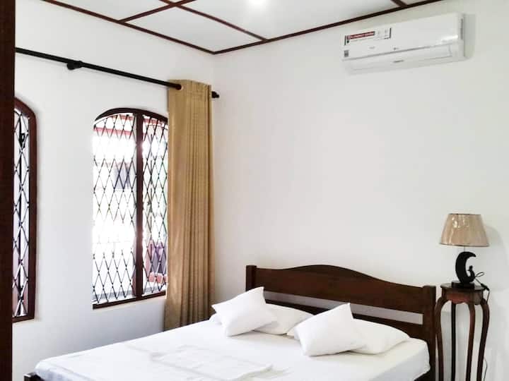 The 28c - A/c Room Queen Bed - Kandy