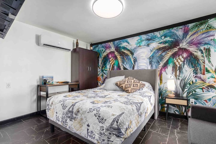 Your Tiny Downtown Home With Backyard Unit D - Phoenix-Sky-Harbor Airport (PHX)