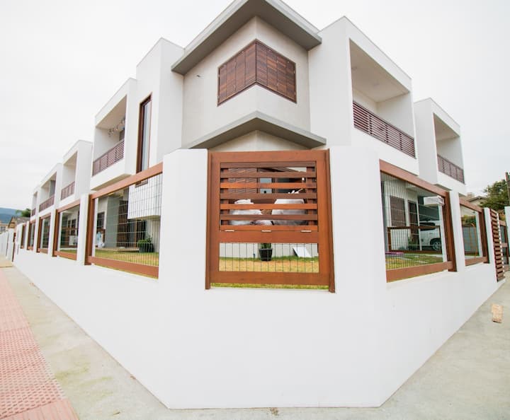 Sobrado Com Excelente Acomodações - Garopaba