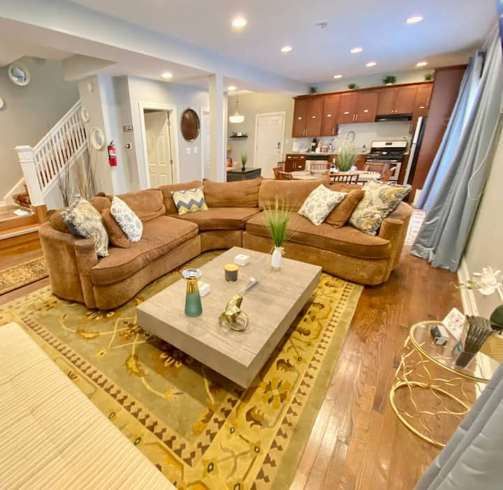 Enchanting South Side Colonial Revival-5br, 2.5ba - Chicago