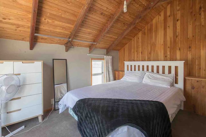 2 Bdr Full Laundry, Famous Tree In Lake Easy Drive - Wanaka