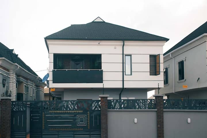 Spacious 2bed Apartment With 24/7 Power And Wifi - Lagos
