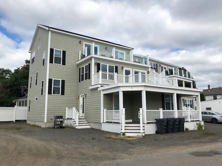 Great Ocean Views- Second Floor Kitchen/living - York's Wild Kingdom, York