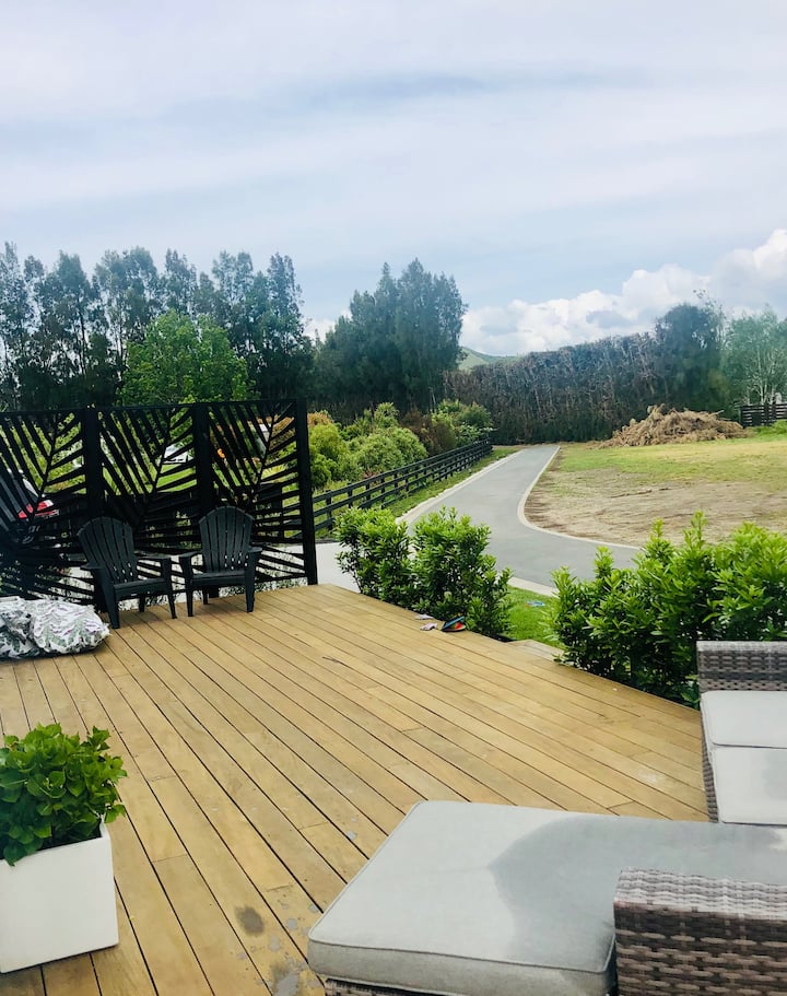 Escape The Hustle And Bustle And Relax! - Te Puke