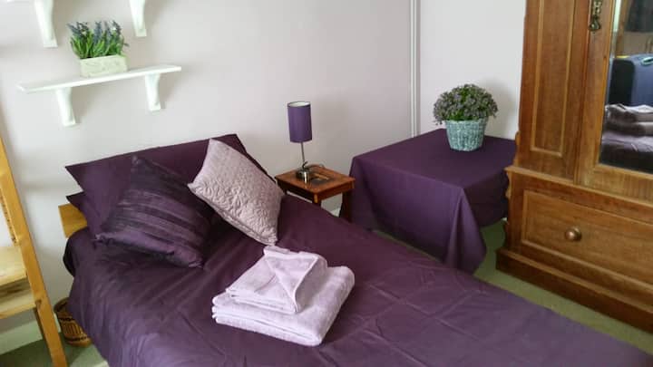 Charming  Large Room For One Guest In Shared Home - Warwick