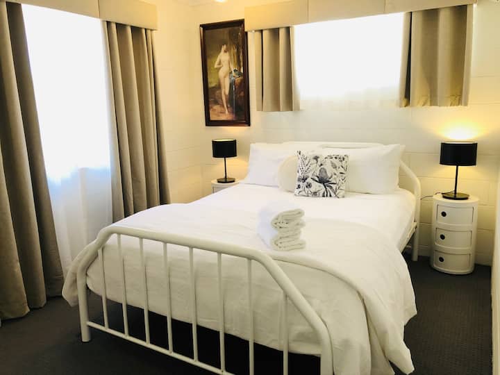 Clean & Cozy - Townsville.  Close To City, Uni Etc - Vincent