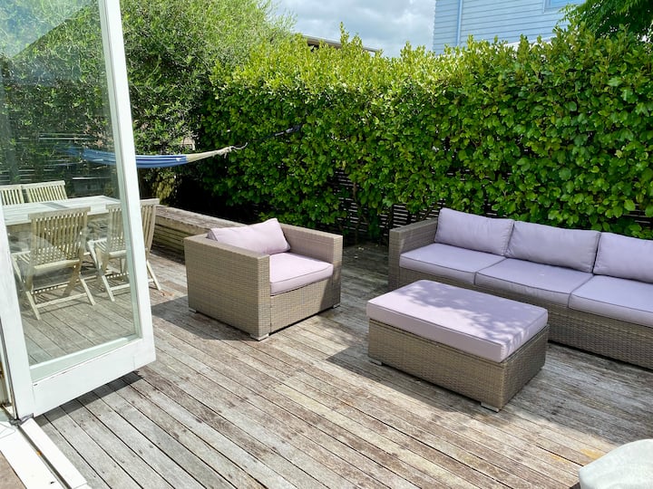 Relaxed Pt Chev Beach House With Hot Tub - Auckland