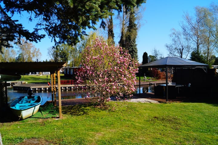 Ferienhäuschen Direkt Am Wasser Inkl. 2 Booten Uvm - Erkner