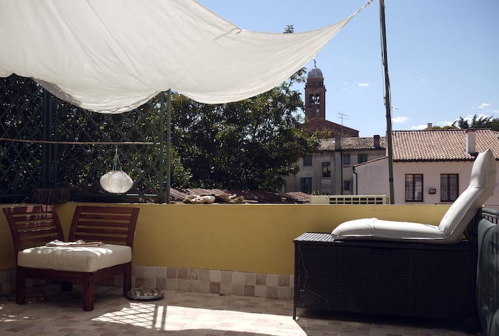 The House That Gazes Southward - Padua