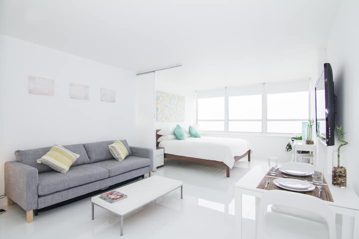 New 15th Floor Beachfront 180º Oceanview Apartment - Miami Beach, FL