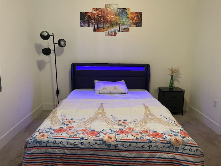 1 Bedroom With Private Bath - Paris - Hayward, CA
