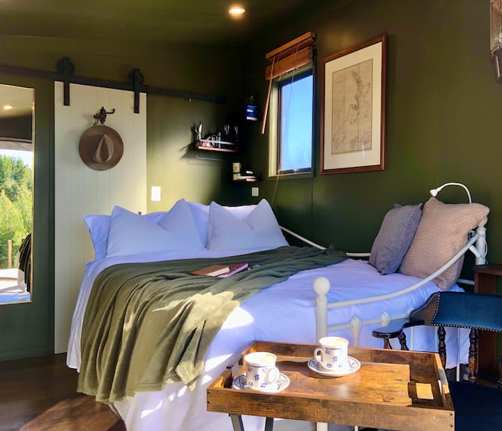 Kahon : Our Tiny Hut On A Hill [Self-contained] - Wairarapa