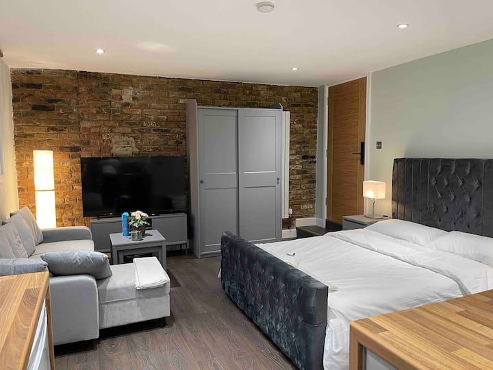 Cosy Studio Flat With Balcony In Heart Of London! - Earls Court