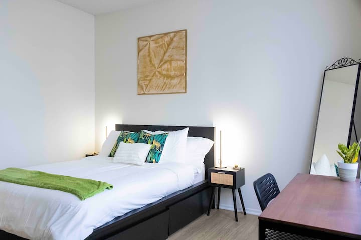 Modern Spacious Apt By Six Flags With Pool & Gym - Santa Clarita, CA